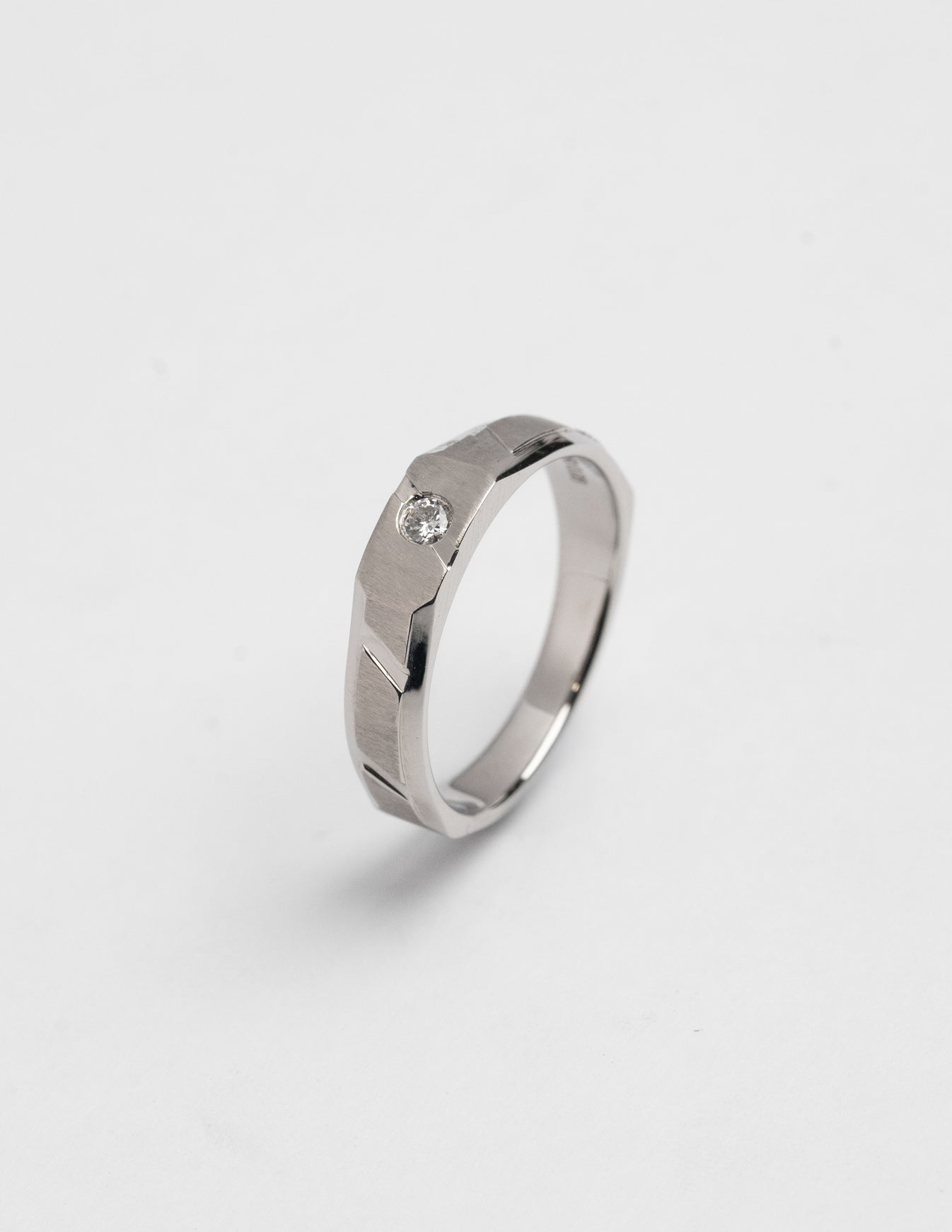 Beveled Diamond Ring – Eterno